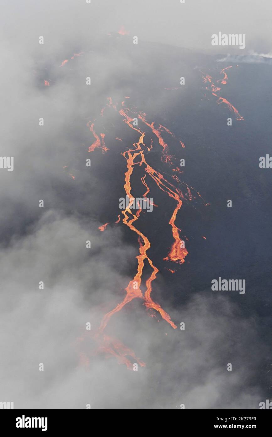 Volcan desastre eruption lave volcano hi-res stock photography and ...