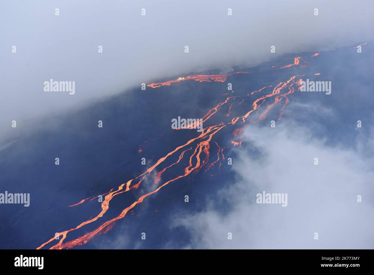 Volcan desastre eruption lave volcano hi-res stock photography and ...