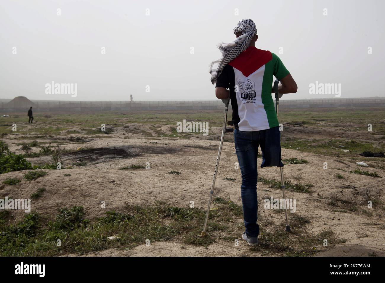 Tens of thousands of Palestinians are taking part in a major march back ...
