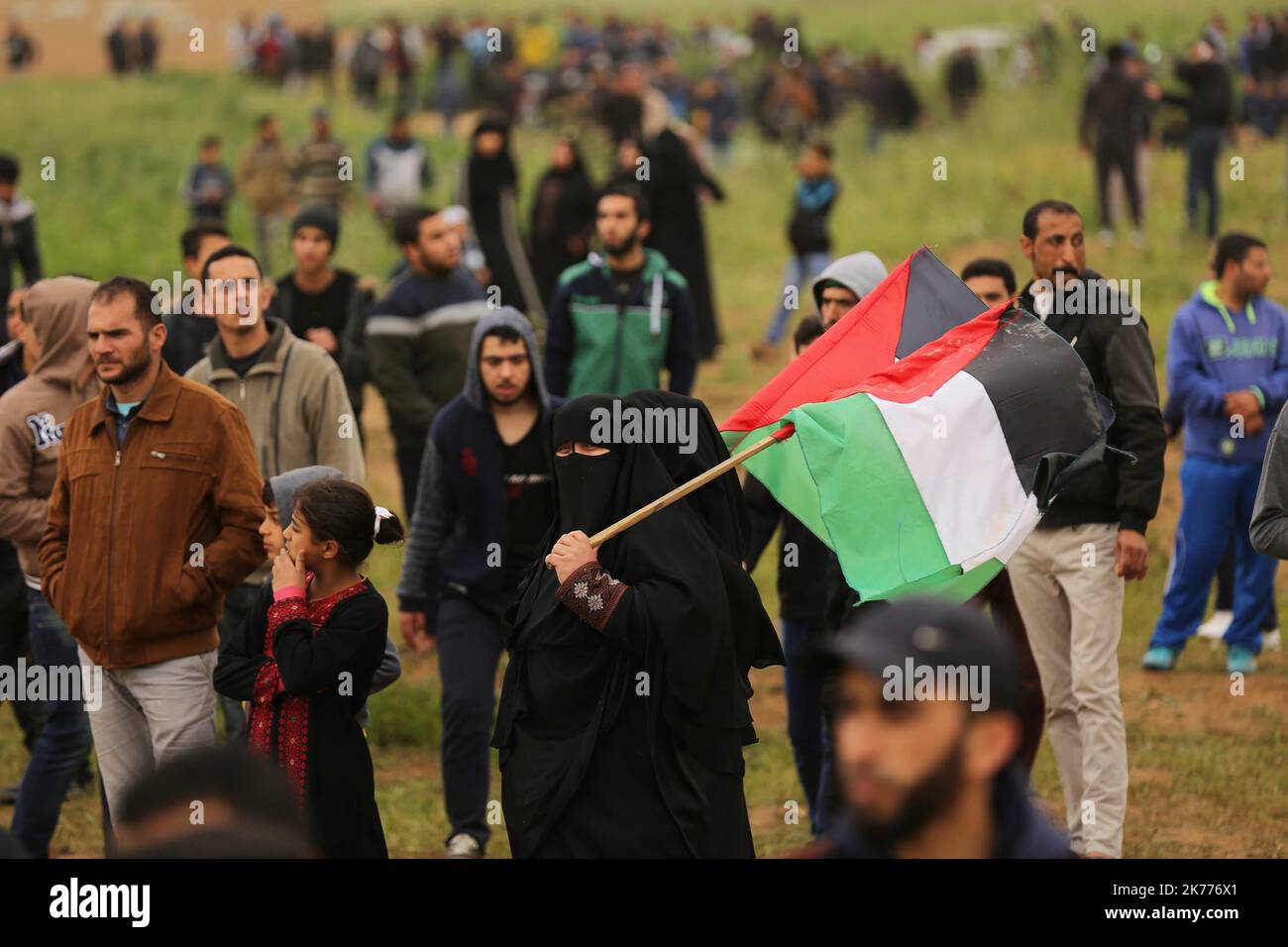 Tens of thousands of Palestinians are taking part in a major march back ...