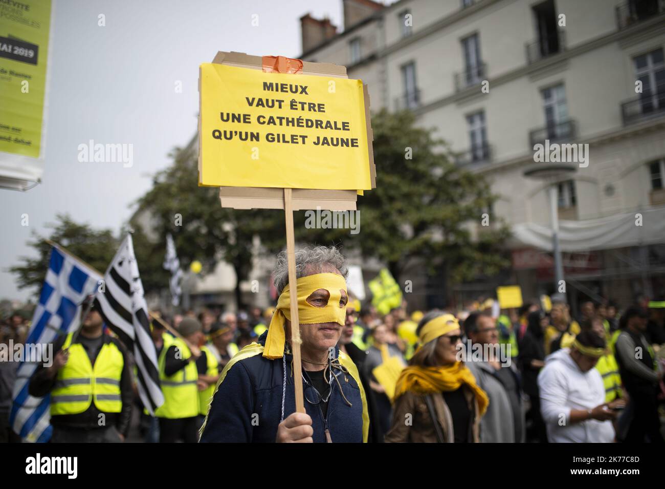 Demonstration of May 1 in Paris grouping unions and yellow jackets ...