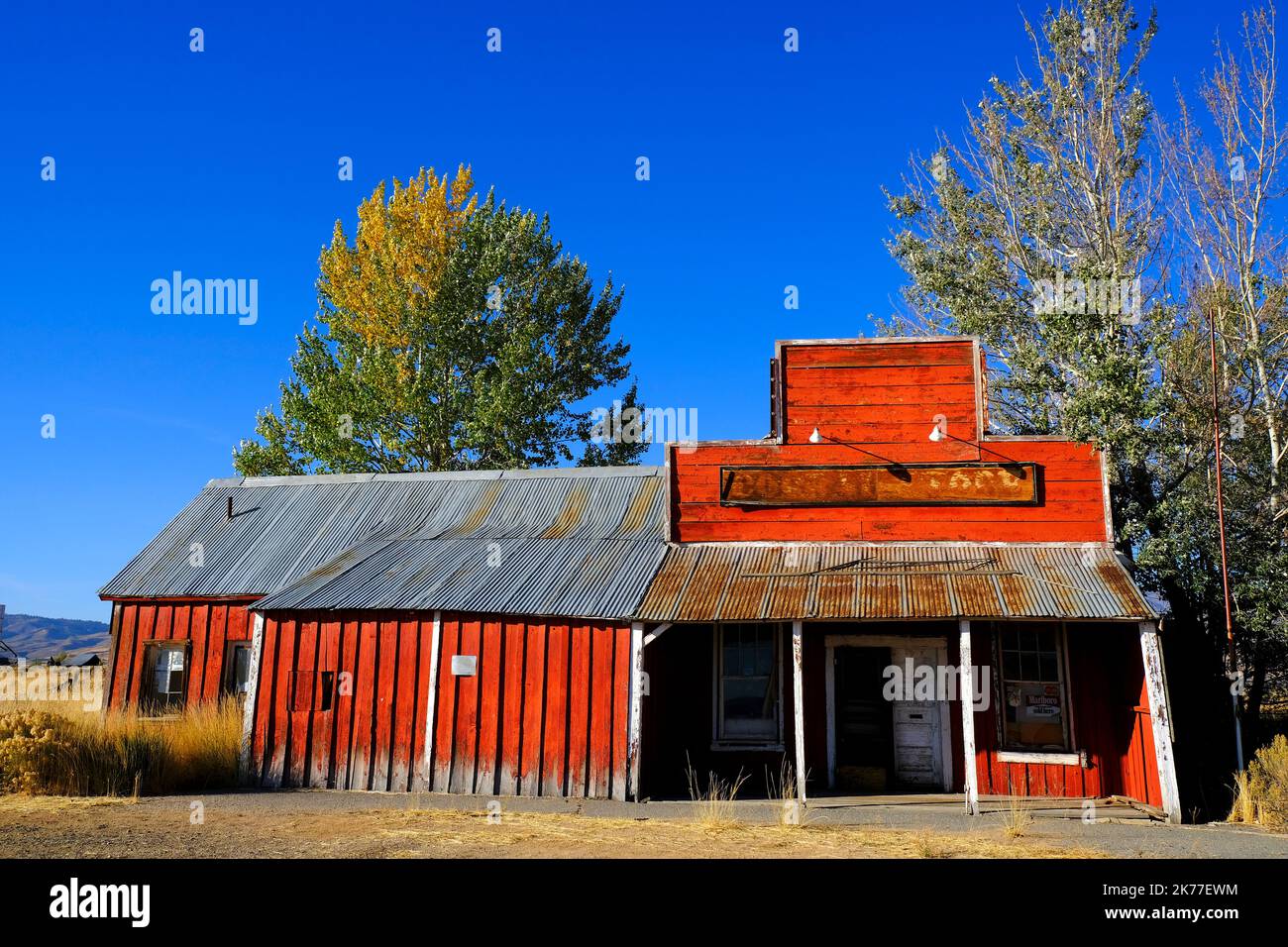 Old abandoned storefront hi-res stock photography and images - Alamy