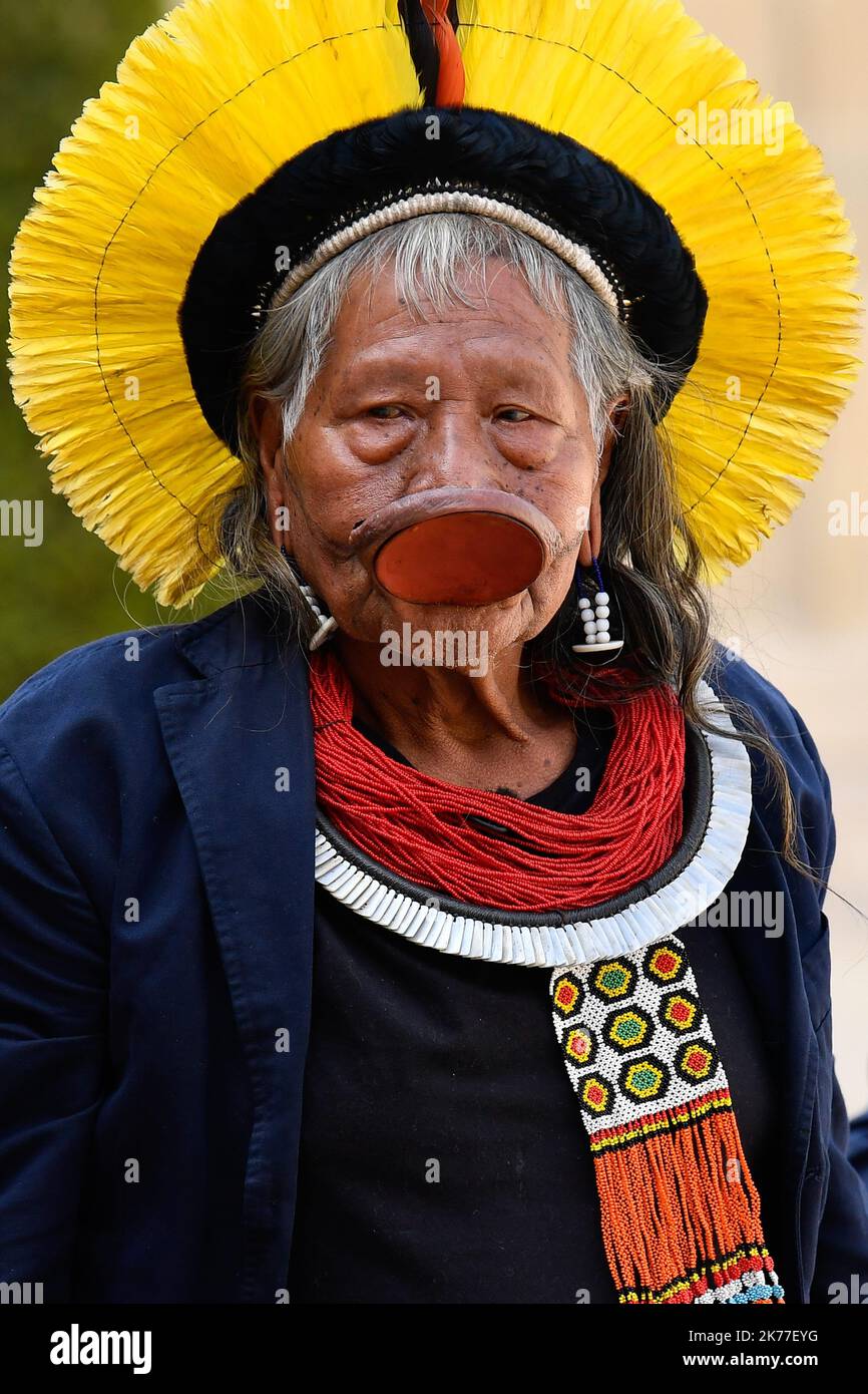 Emmanuel Macron receives the Cacique Raoni Metuktire, Grand Chief of ...