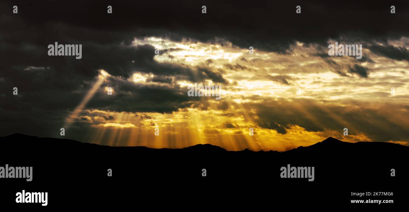 Sunlight shining through dark cloud hi-res stock photography and images ...