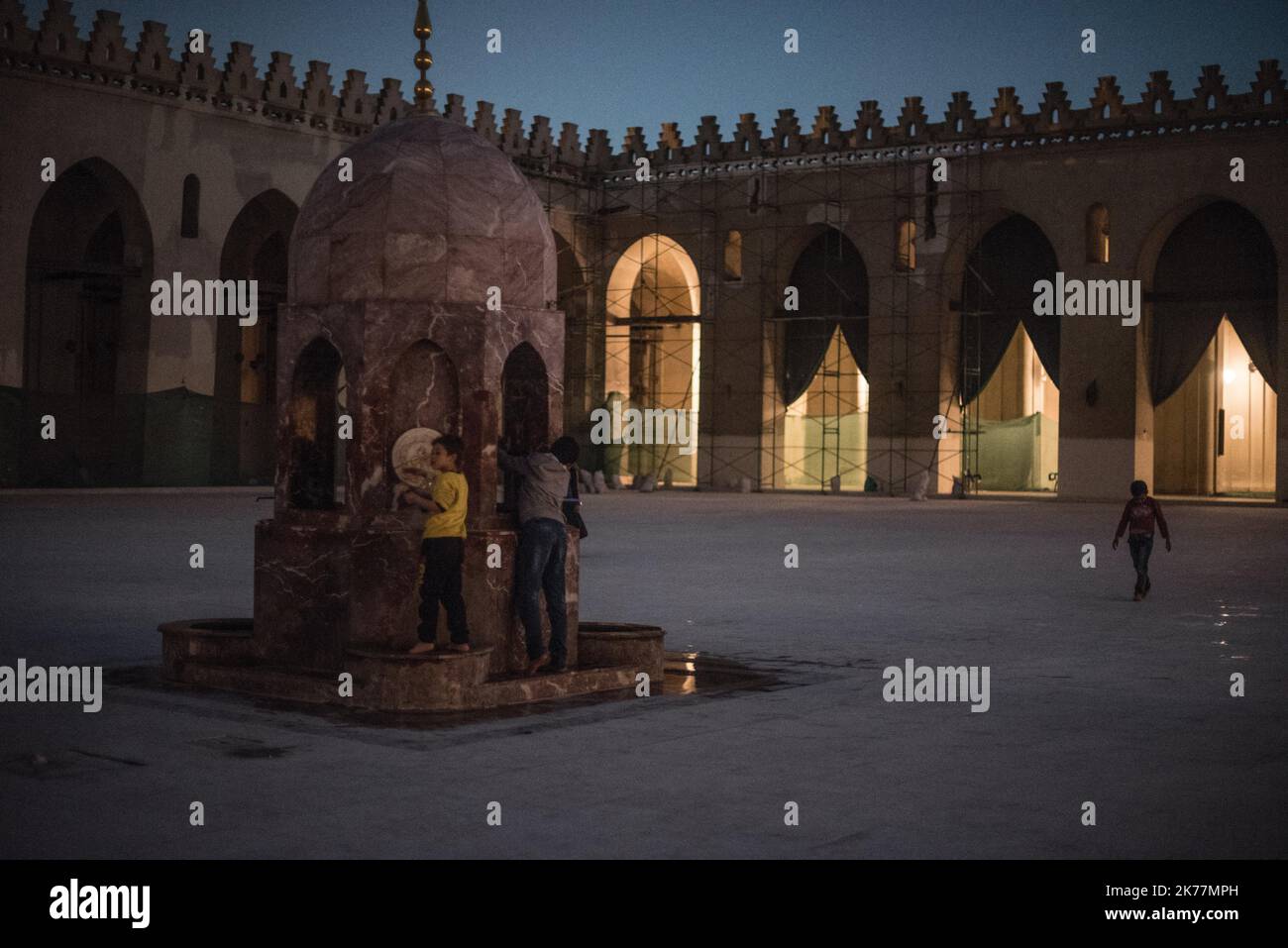 / 05/04/2019 - Egypt / Cairo - Families gather at night in Al-Hakim ...