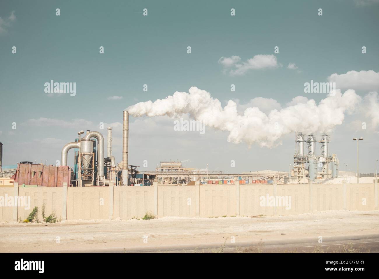 / 20/04/2019 - Egypt / Alexandria - Oil refinery station near the city ...