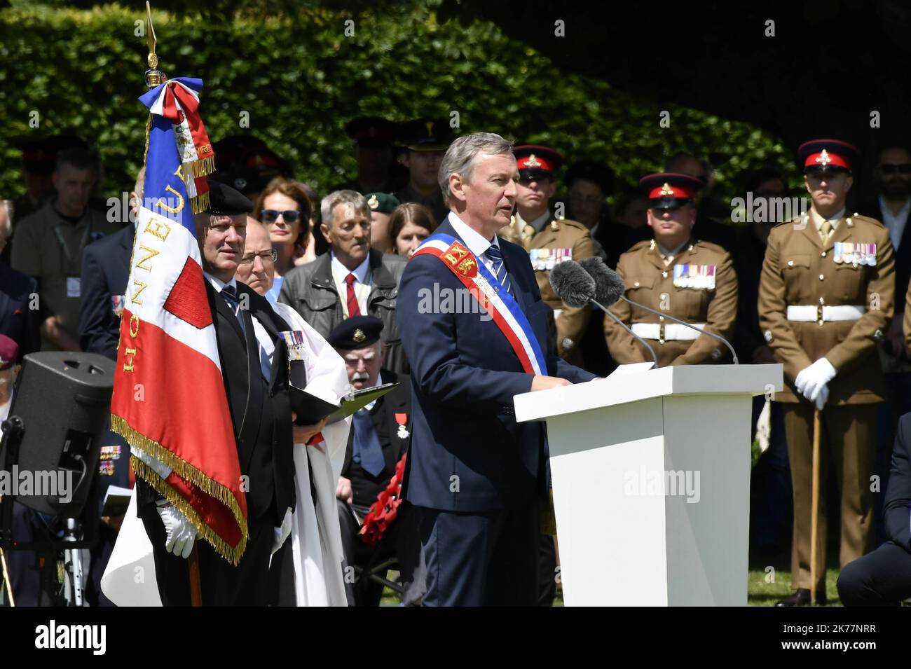 prince Charles et la Première ministre britannique Theresa May ...