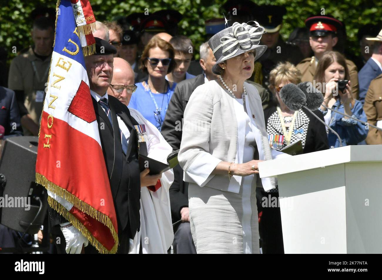 prince Charles et la Première ministre britannique Theresa May ...