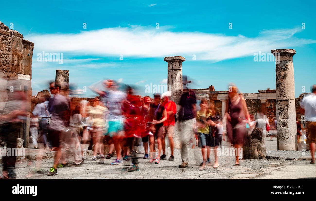 ancient ruins of the forum in pompeii Stock Photo - Alamy