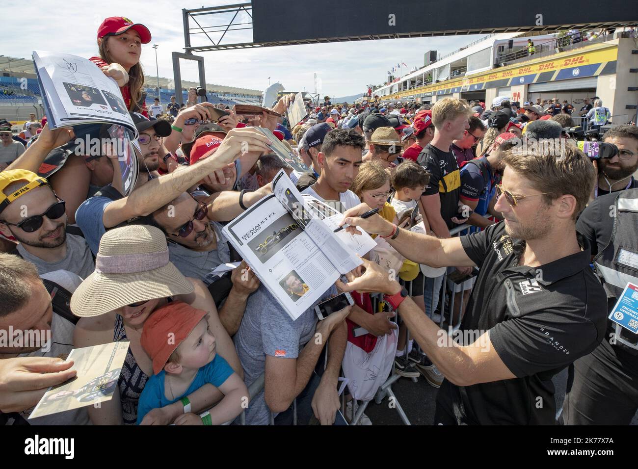 Séance d'autographes hi-res stock photography and images - Alamy