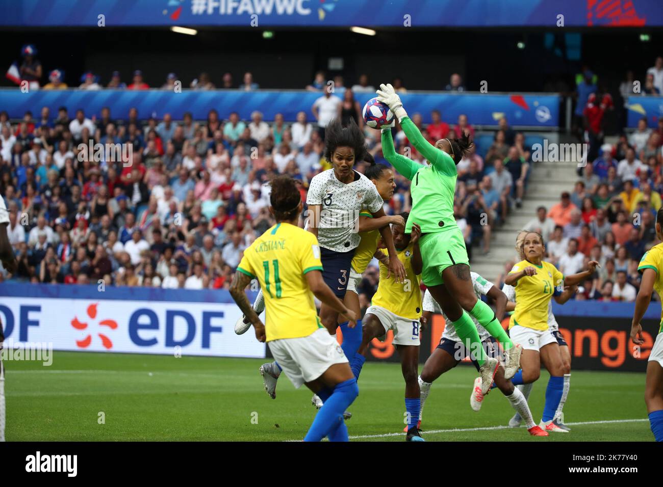 France's Wendie Renard and Brazil goalkeeper Barbara Stock Photo - Alamy