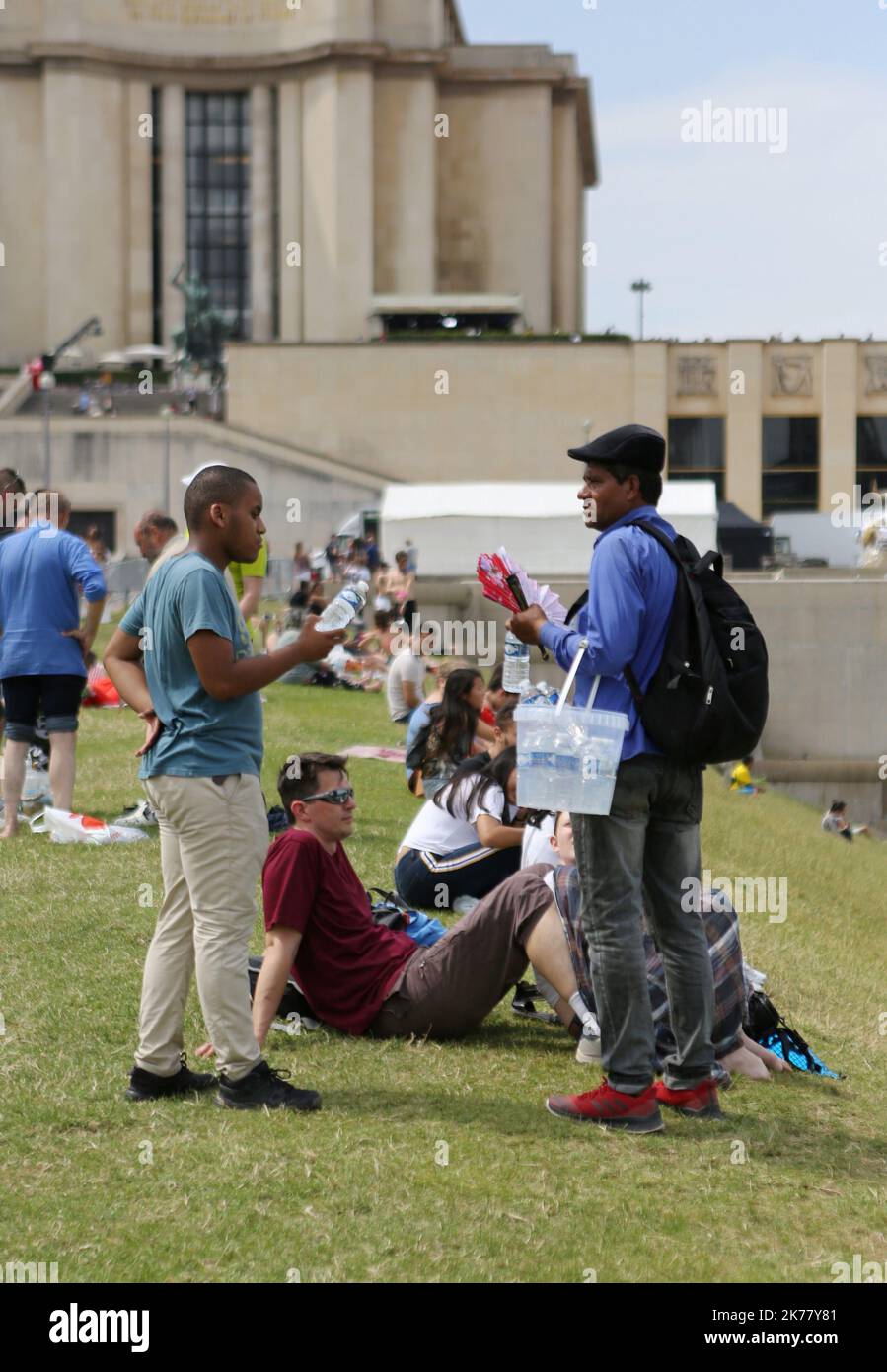 Paris heatwave sun hi-res stock photography and images - Alamy