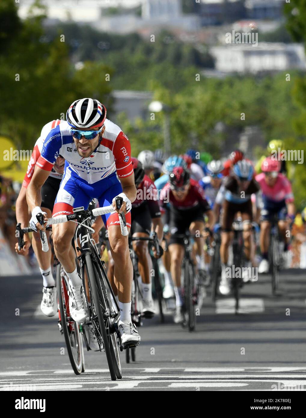 Thibaut PINOT passe sur la ligne d'arrivée Stock Photo - Alamy