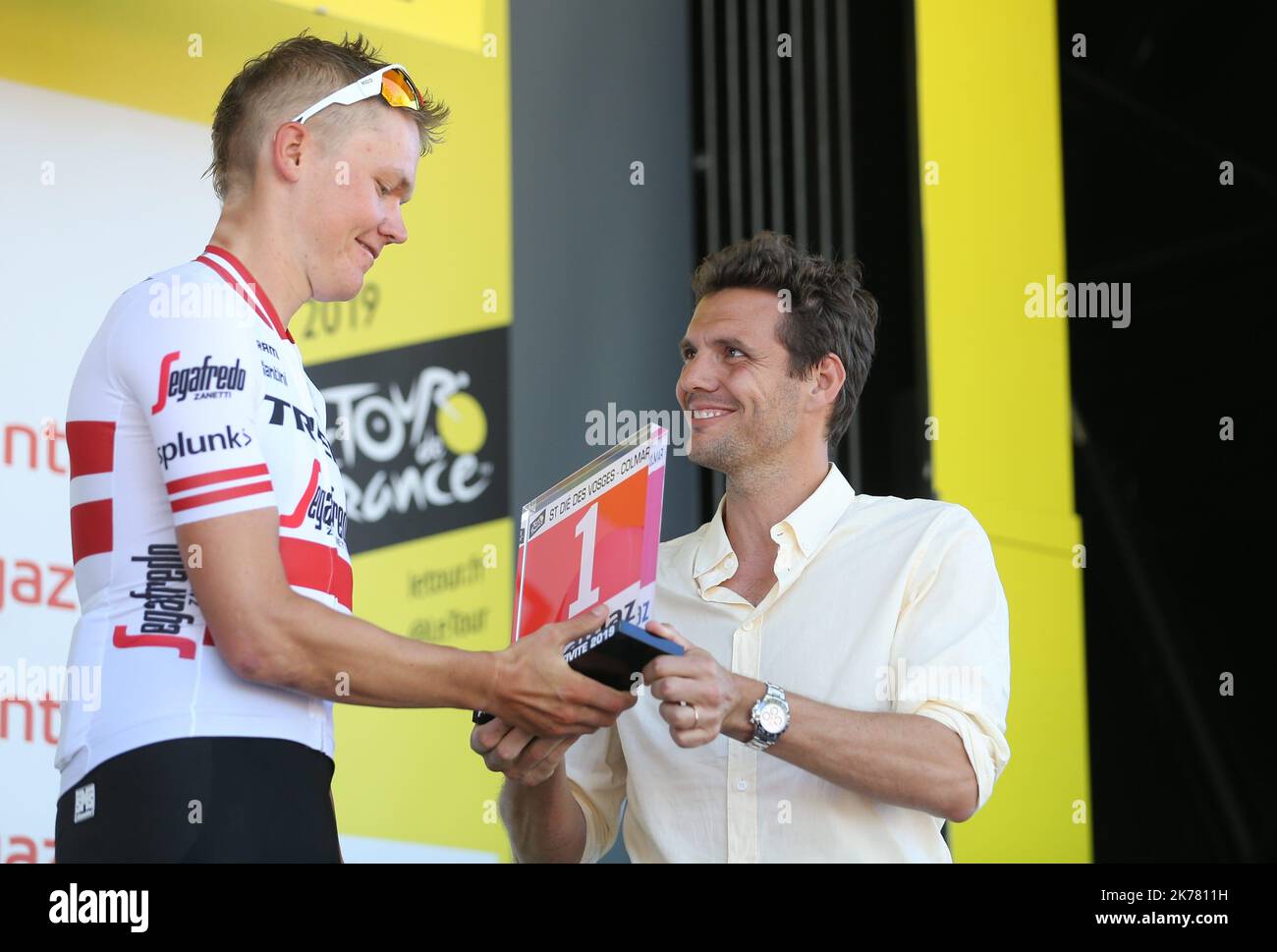 Paul Henri Mathieu remet le prix de la combativité à Tom Skujins sur le ...