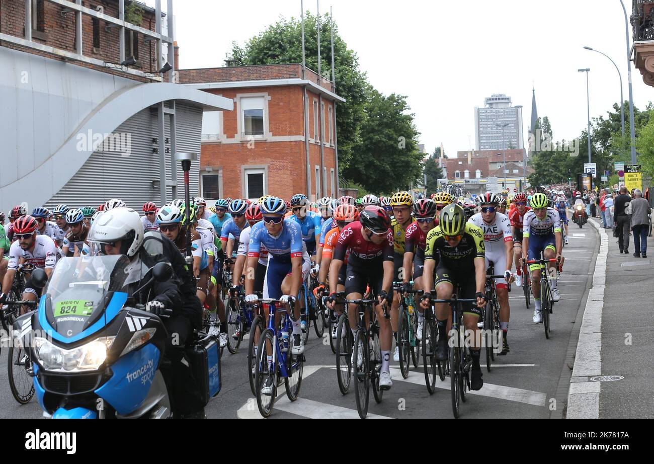 Le peloton quitte Mulhouse avec en fond la Tour de l'Europe lors du ...
