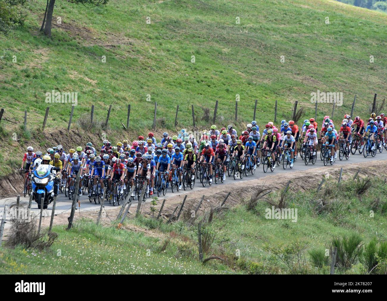 Le peloton du tour de France dans le mur d Aurec .Etape St Etienne ...