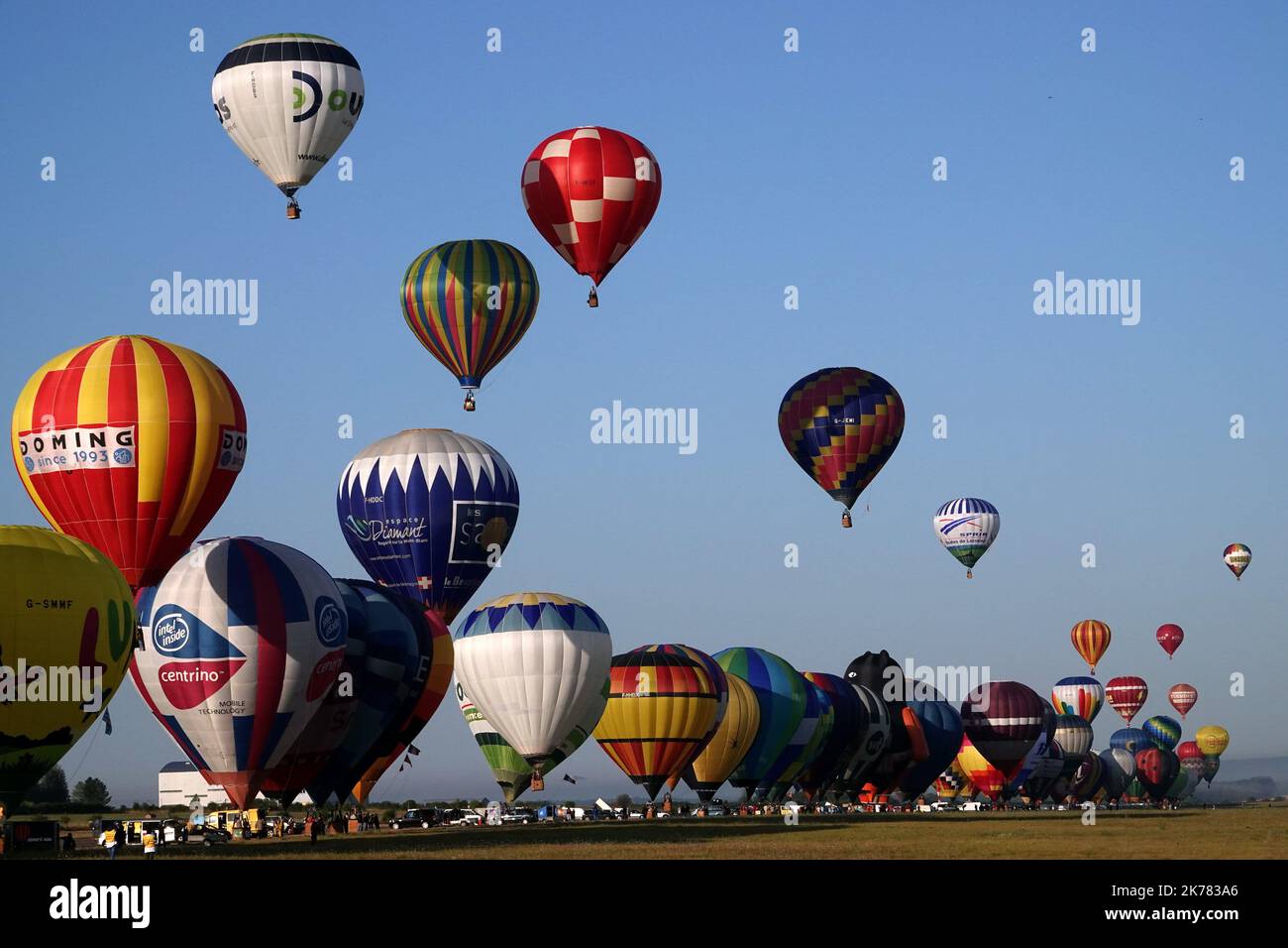 Hundreds of hot-air balloons fly over Chambley-Bussieres airbase ...