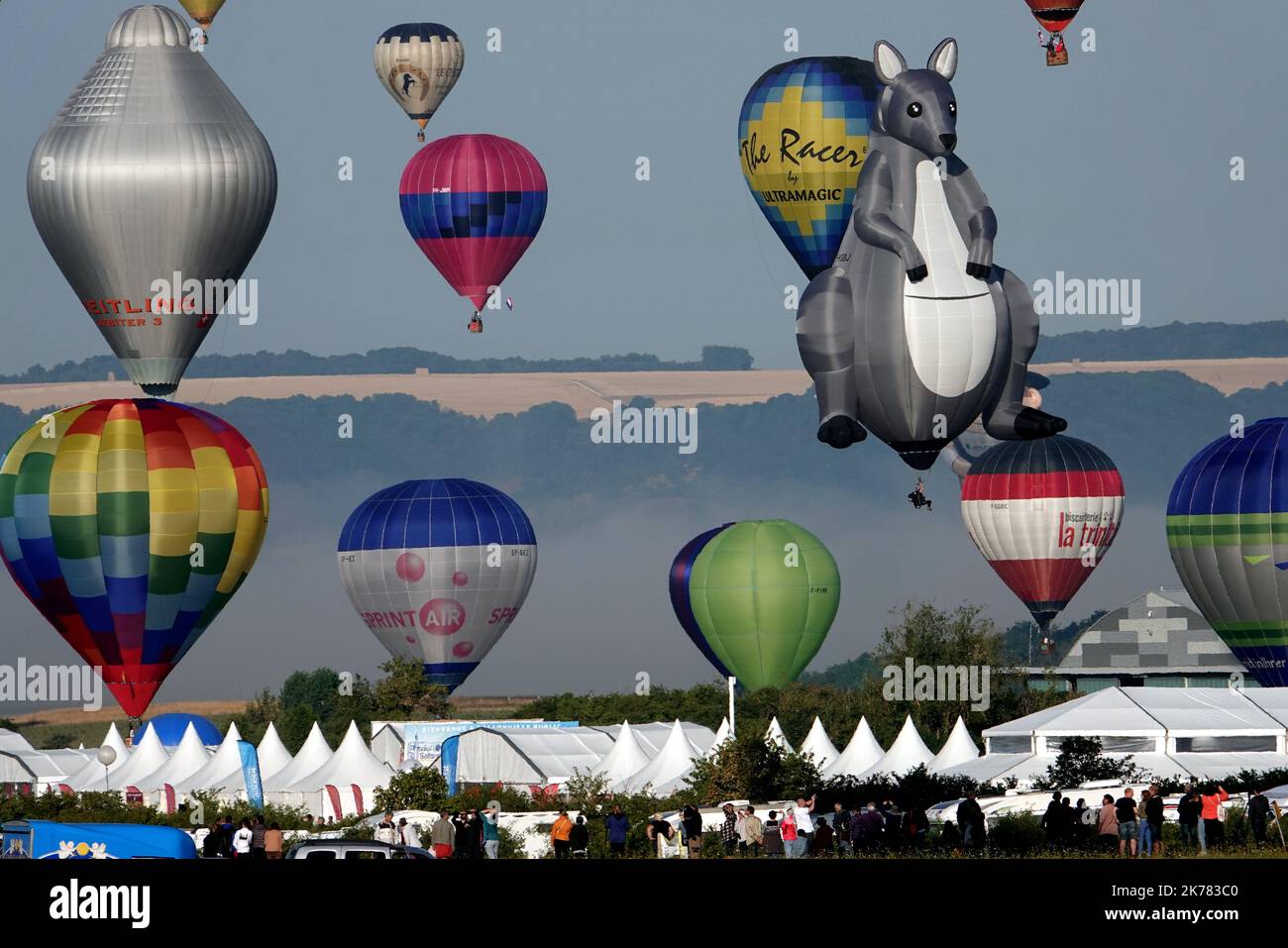 The world record of starting 456 balloons online has not been beaten ...