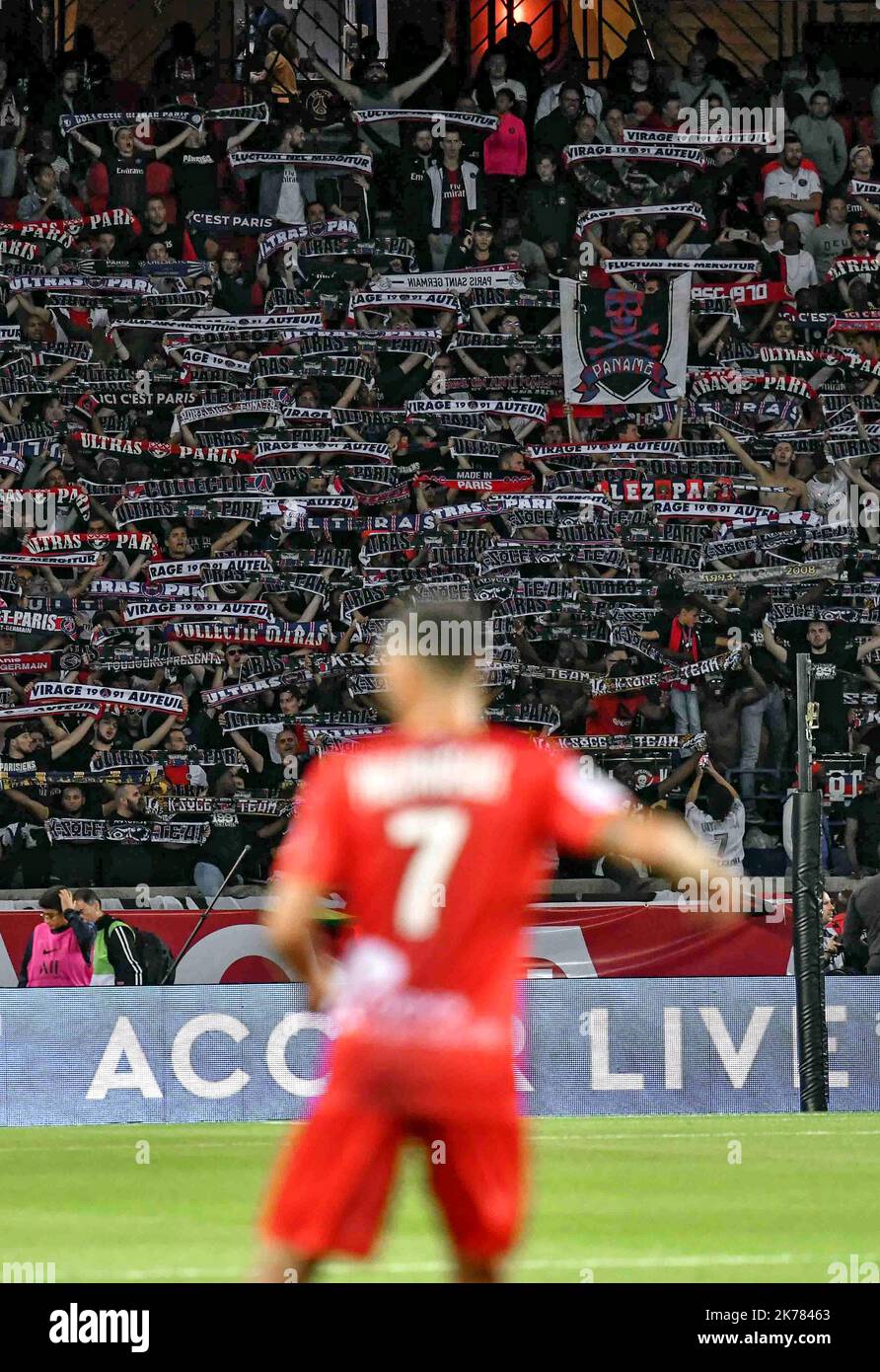Fans de paris saint germain au parc des princes hi-res stock ...