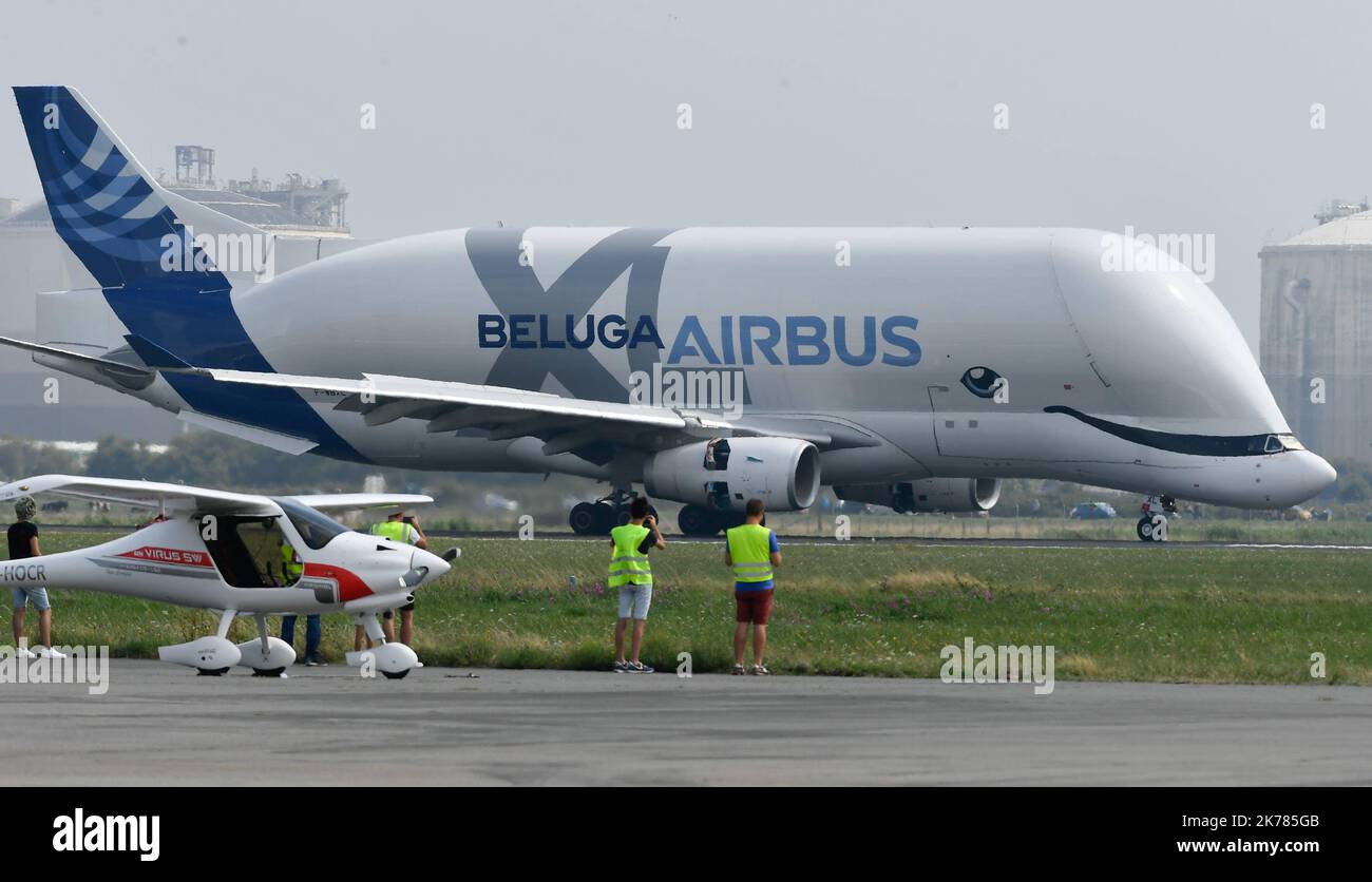 Beluga XL, Airbus super cargo plane, for the first time in Montoir de ...