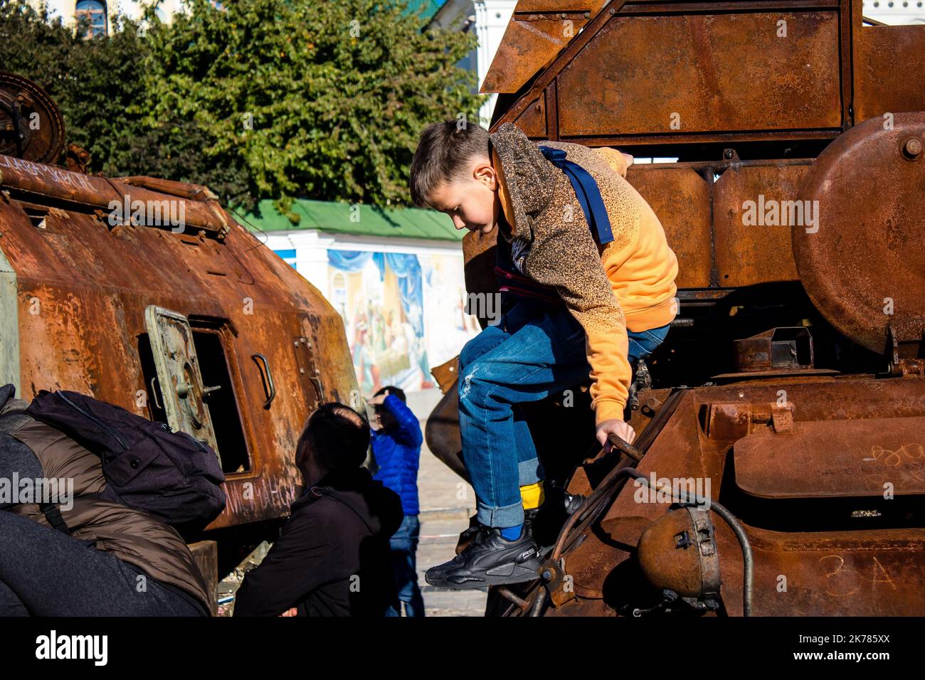 Ukrainian children have fun on the destroyed Russian military equipment ...
