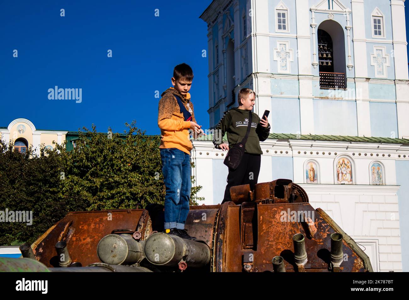 Ukrainian children have fun on the destroyed Russian military equipment ...