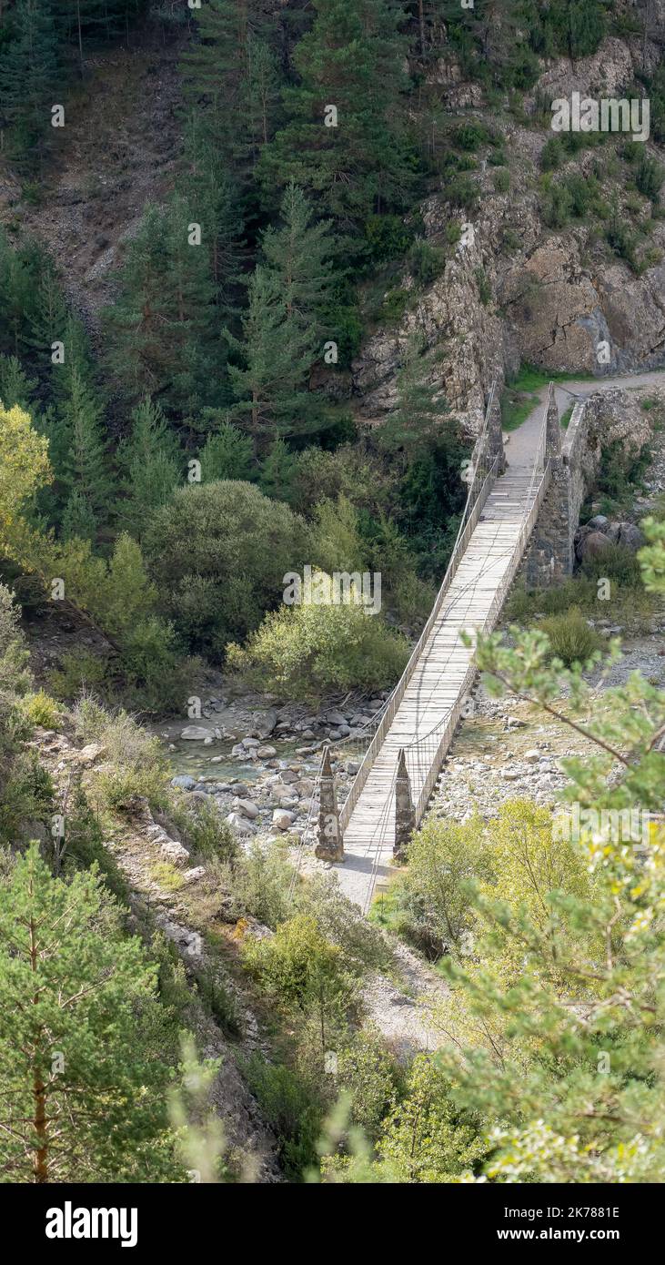 Hanging cable bridge hi-res stock photography and images - Alamy