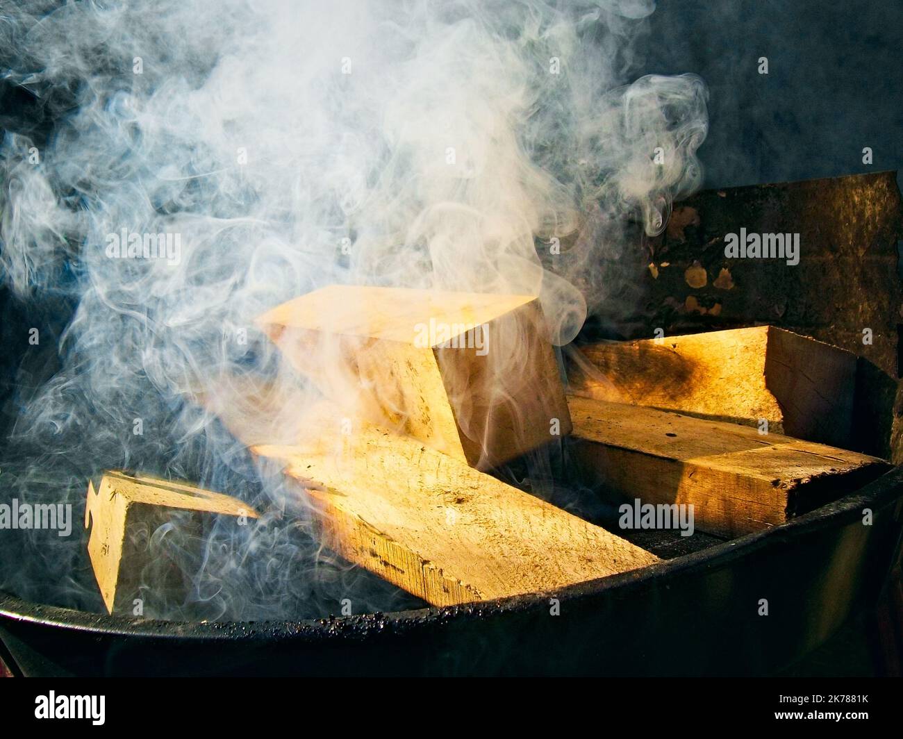 Smoke from falling wood for the barbecue Stock Photo - Alamy