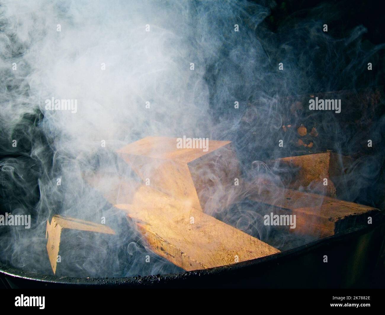 Smoke from falling wood for the barbecue Stock Photo - Alamy