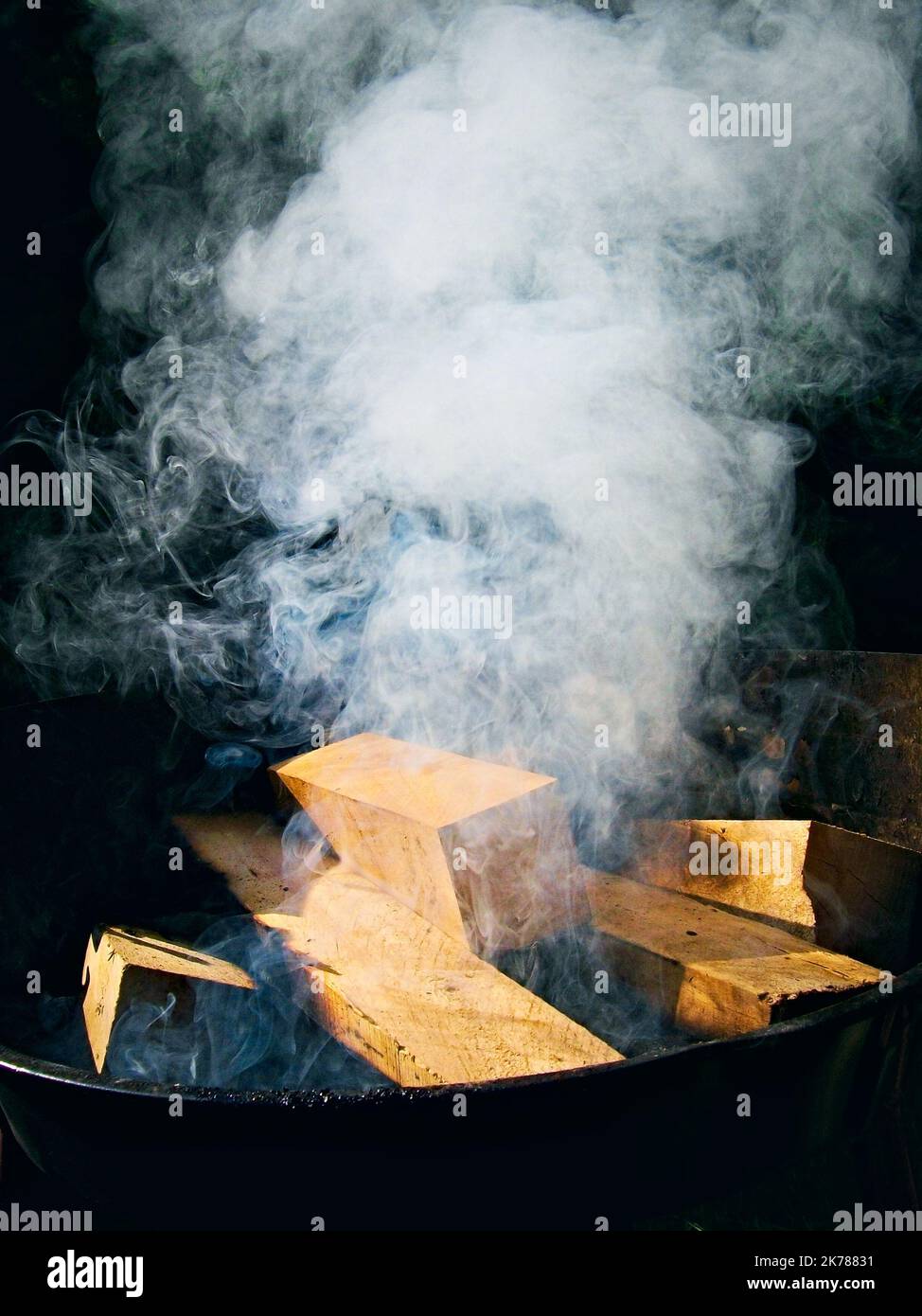 Smoke from falling wood for the barbecue Stock Photo - Alamy