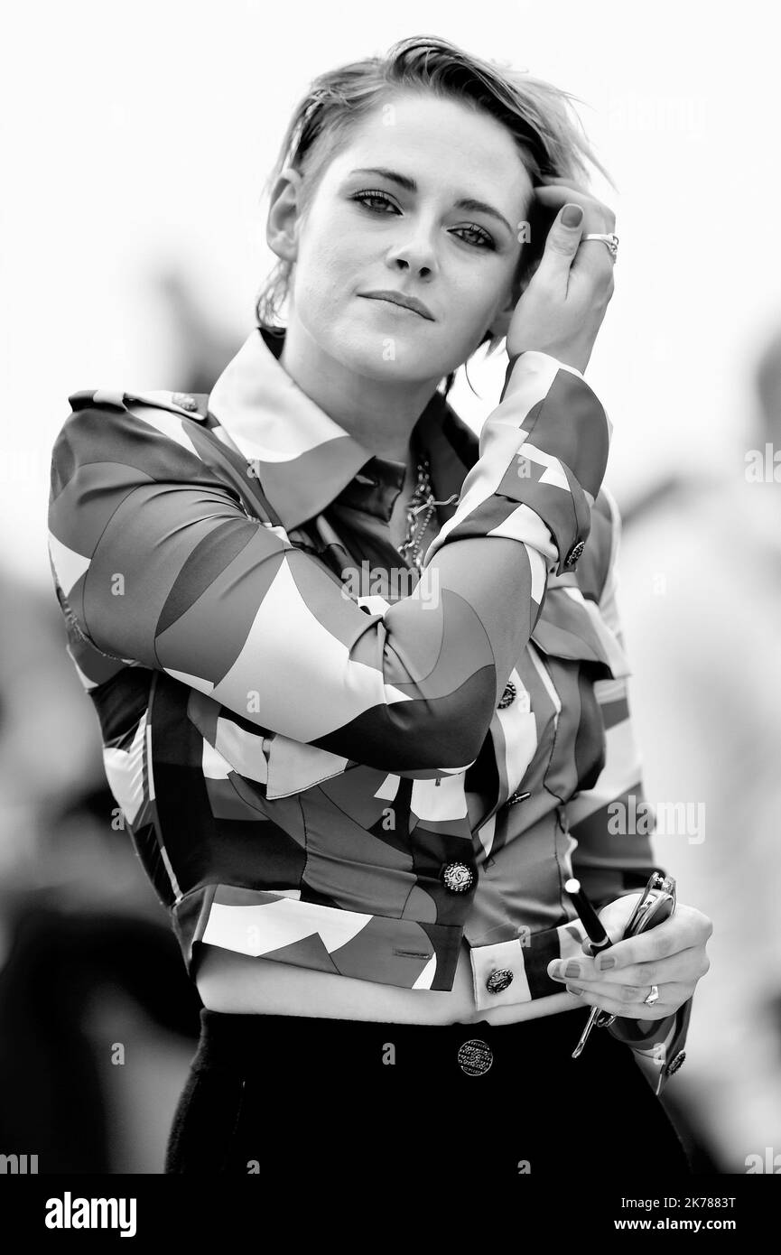 Kristen stewart poses Black and White Stock Photos & Images - Alamy