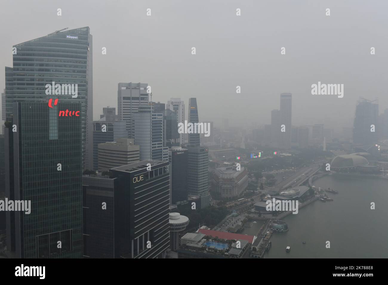 A view of the city of Singapore in fog pollution Stock Photo - Alamy