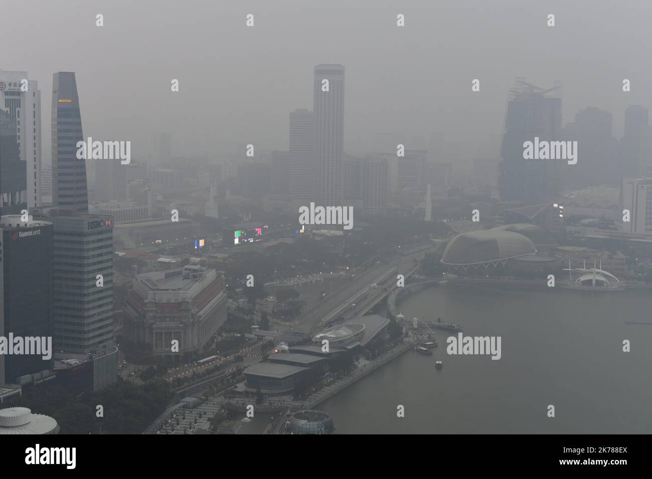 A view of the city of Singapore in fog pollution Stock Photo - Alamy