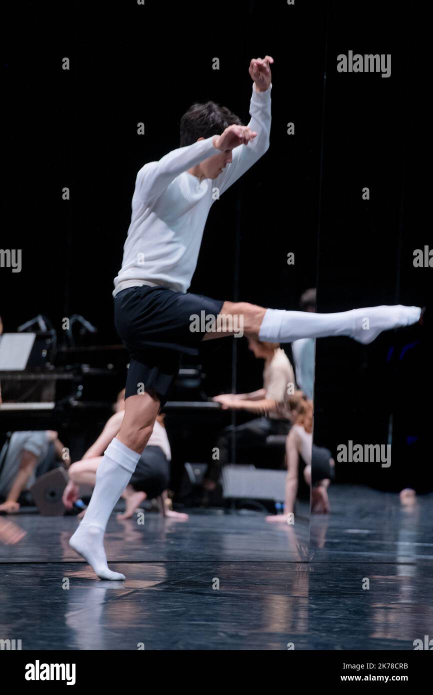 CHOREOGRAPHY Petter Jacobson Et Thomas Caley BY Merce cunningham FOUR ...