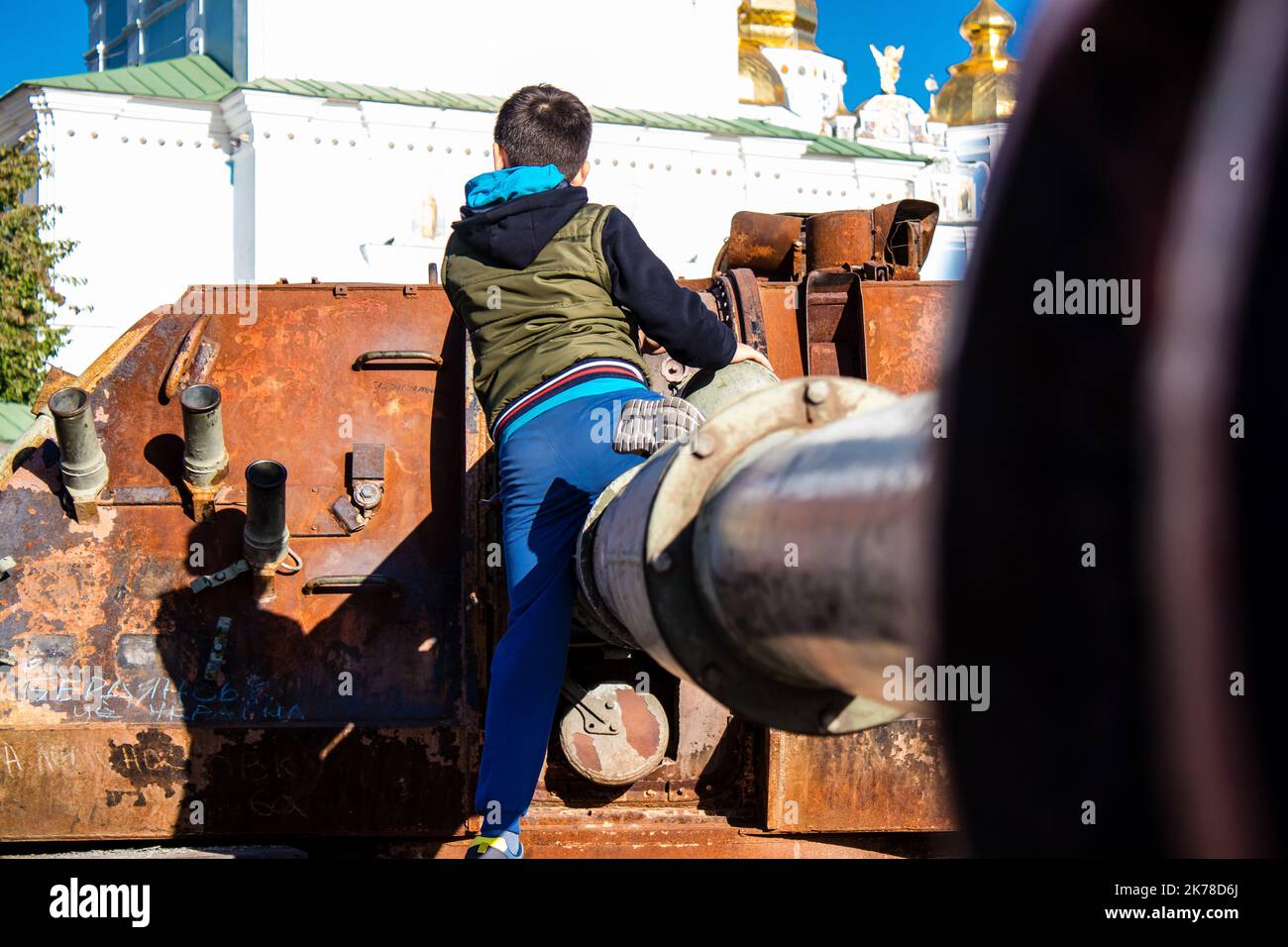Ukrainian children have fun on the destroyed Russian military equipment ...