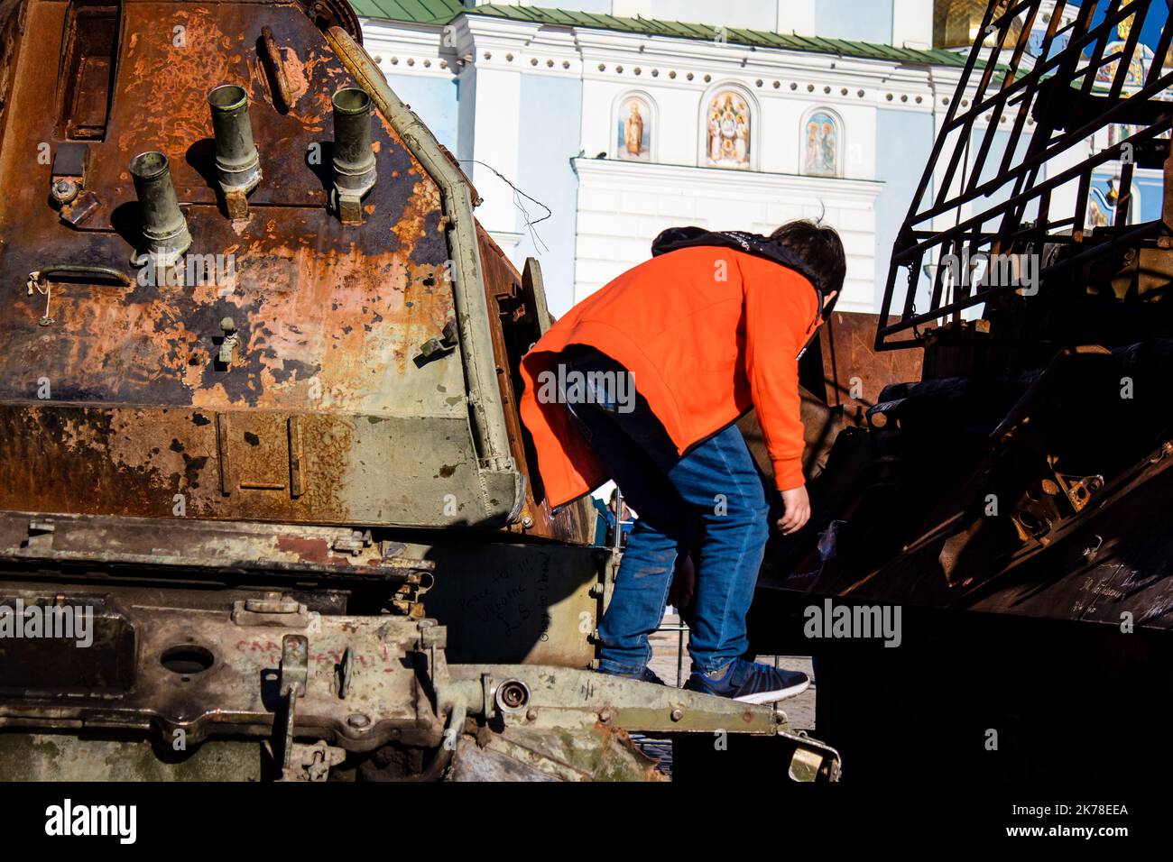 Ukrainian children have fun on the destroyed Russian military equipment ...