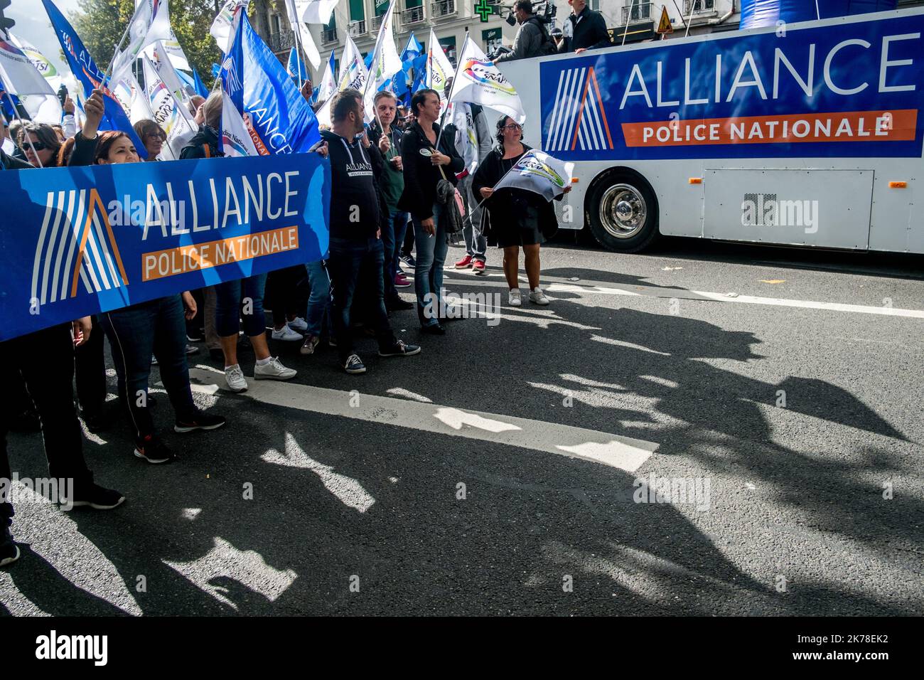 Thousands of police officers at the call of all the police unions ...