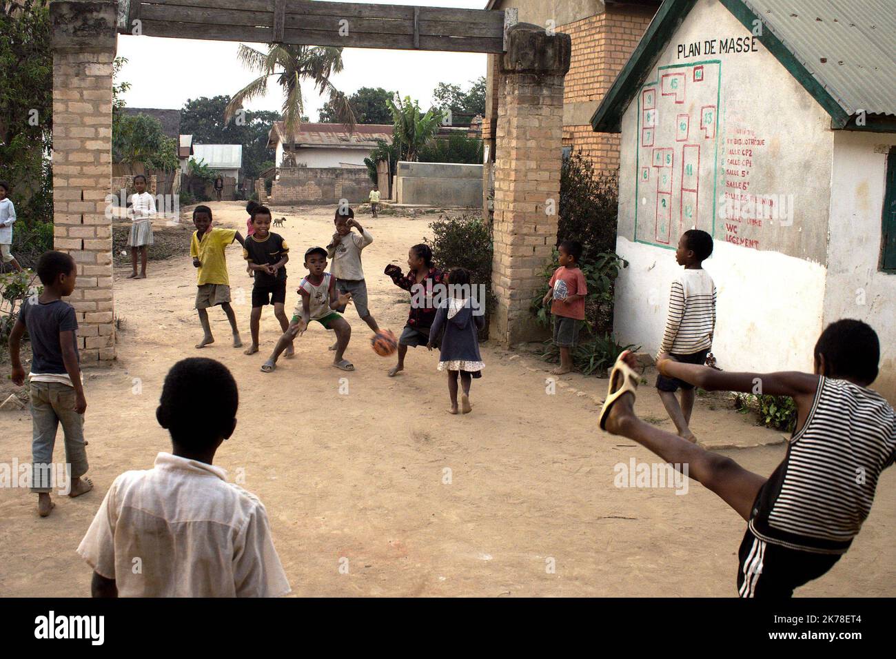 Enfants de football hi-res stock photography and images - Alamy