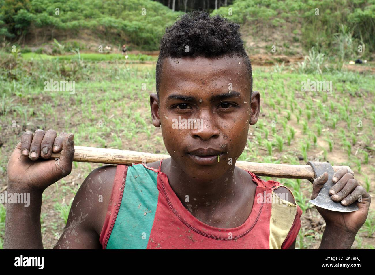 Porter le jeune sur son dos hi-res stock photography and images - Alamy