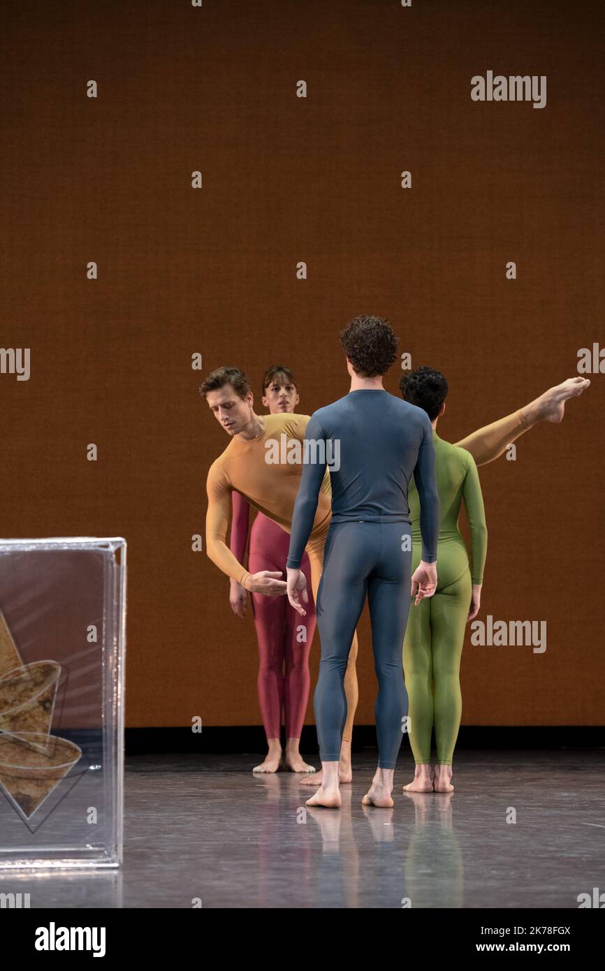 CHOREOGRAPHY MERCE CUNNINGHAM COMPAGNIE Ballet de l'Opera National de ...