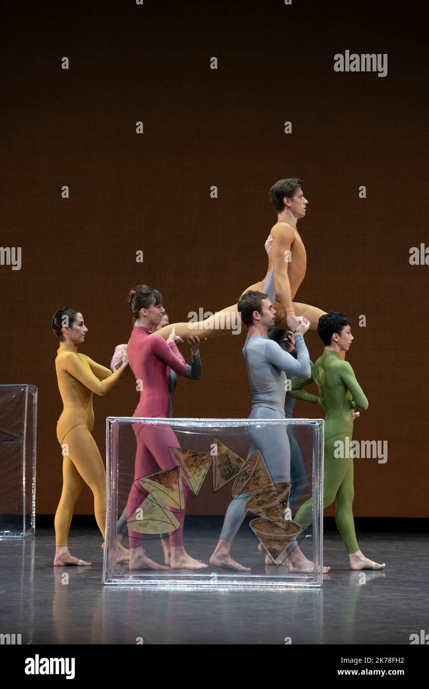 CHOREOGRAPHY MERCE CUNNINGHAM COMPAGNIE Ballet de l'Opera National de ...