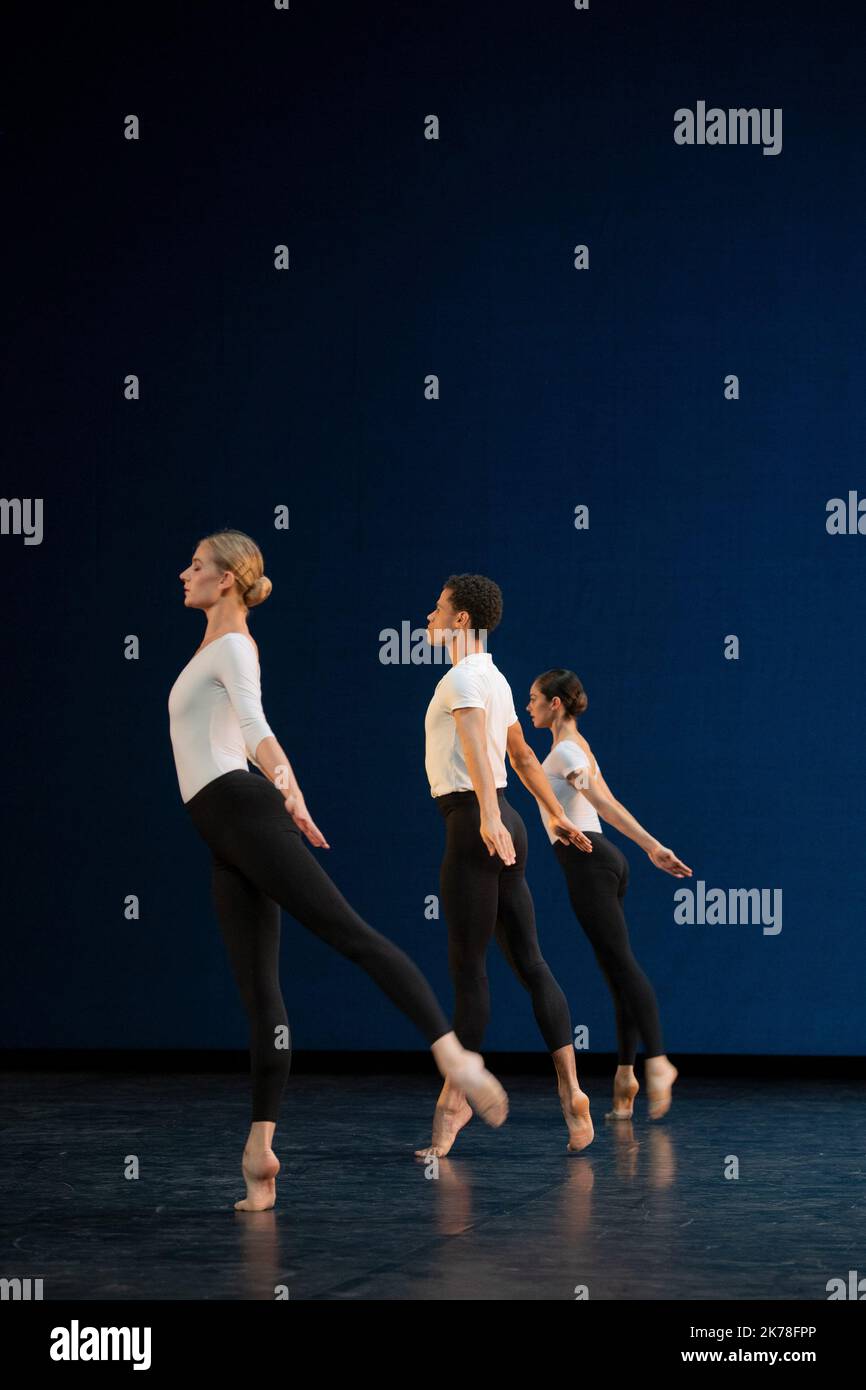 CHOREOGRAPHY Merce Cunningham COMPANY The Royal Ballet RECREATED BY ...