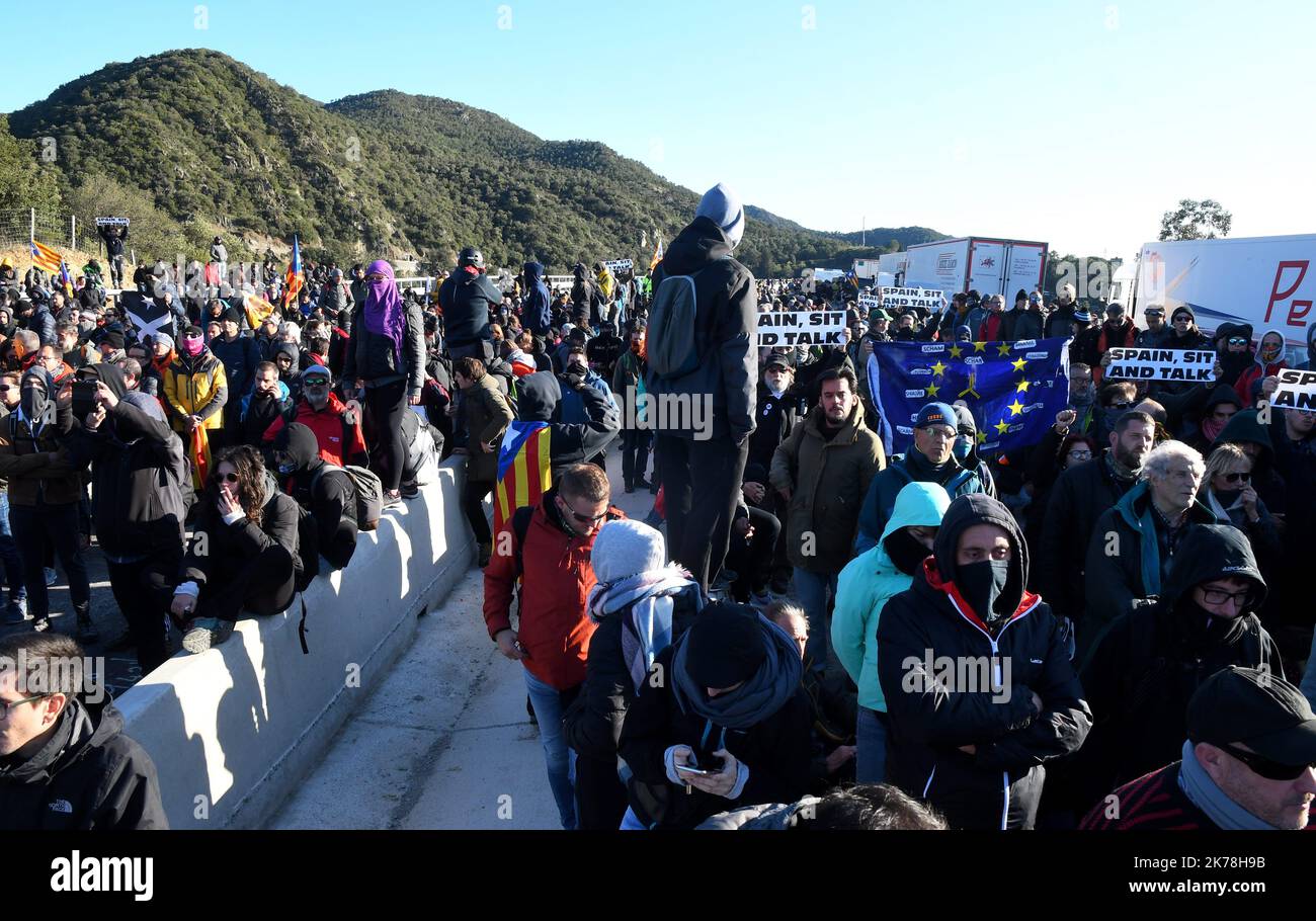 The Tsunami Democratic, a Catalan autonomist movement, blocks the ...