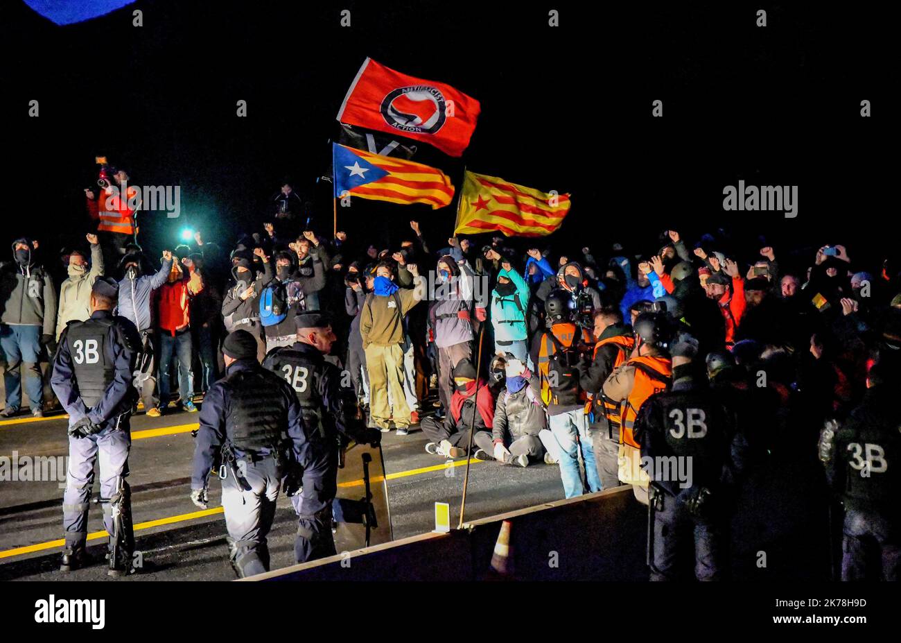 The Tsunami Democratic, a Catalan autonomist movement, blocks the ...
