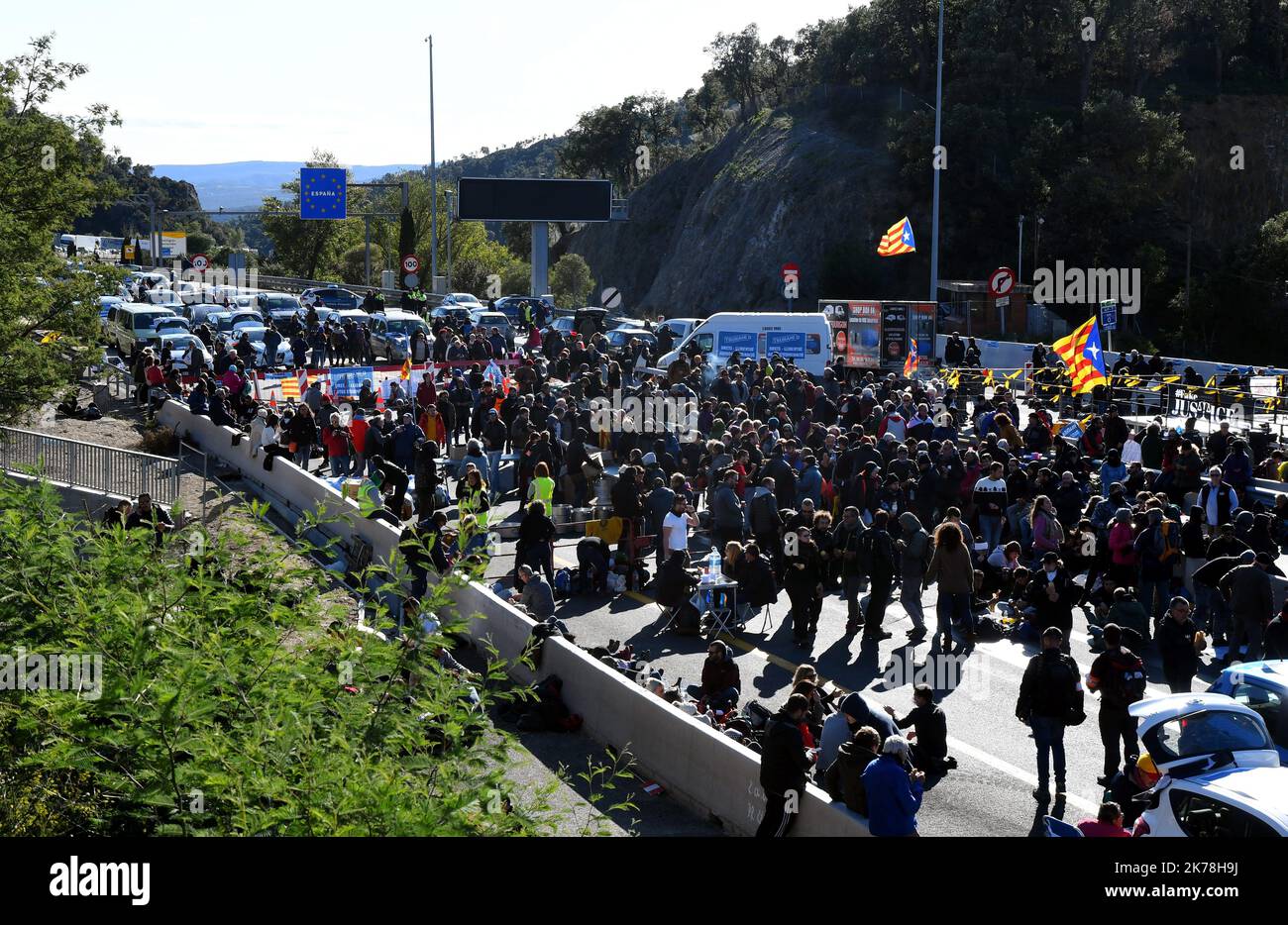 The Tsunami Democratic, a Catalan autonomist movement, blocks the ...