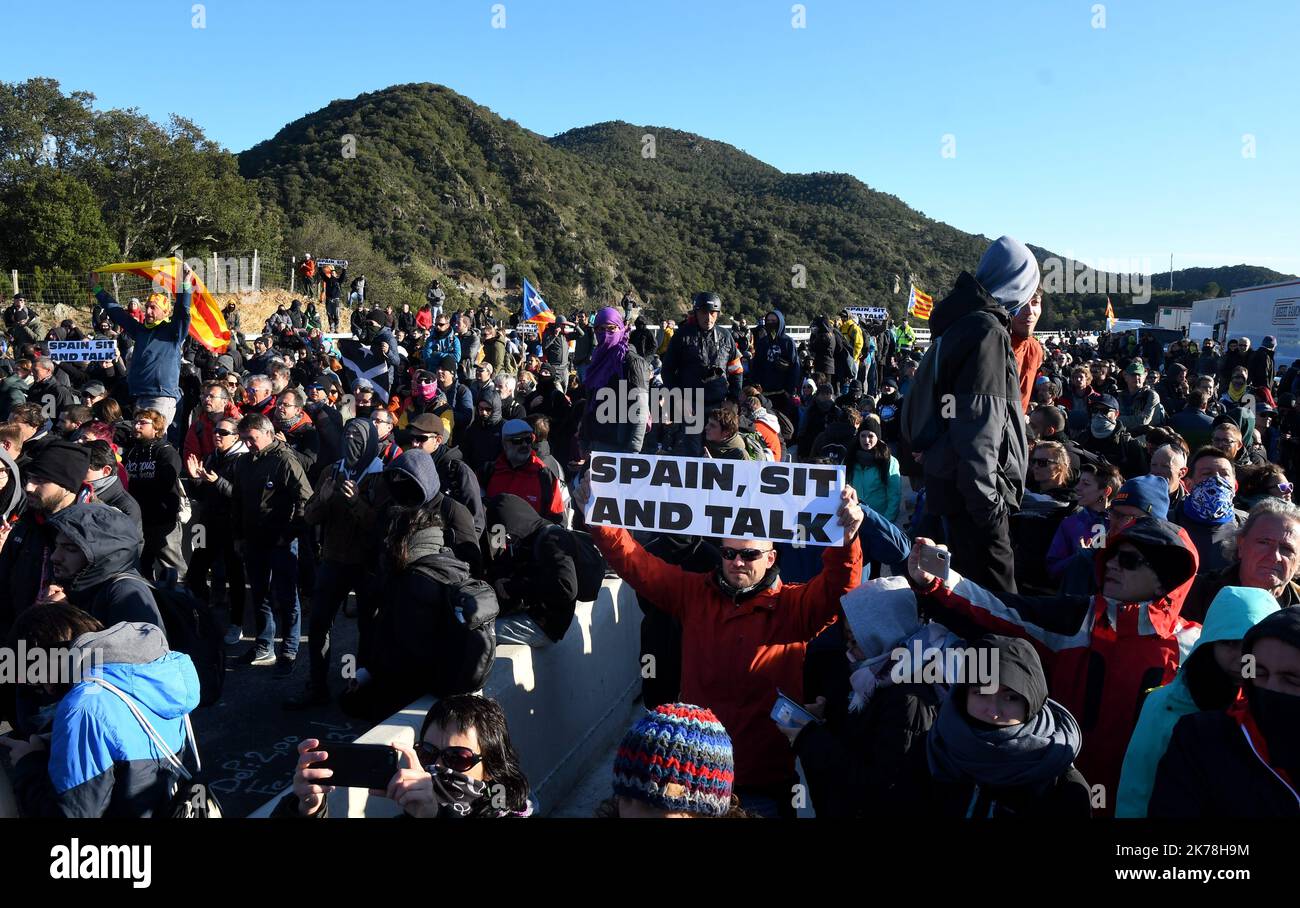The Tsunami Democratic, a Catalan autonomist movement, blocks the ...