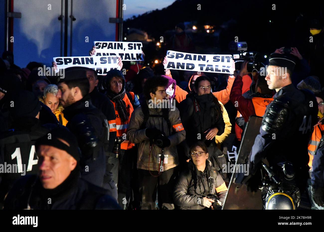 The Tsunami Democratic, a Catalan autonomist movement, blocks the ...