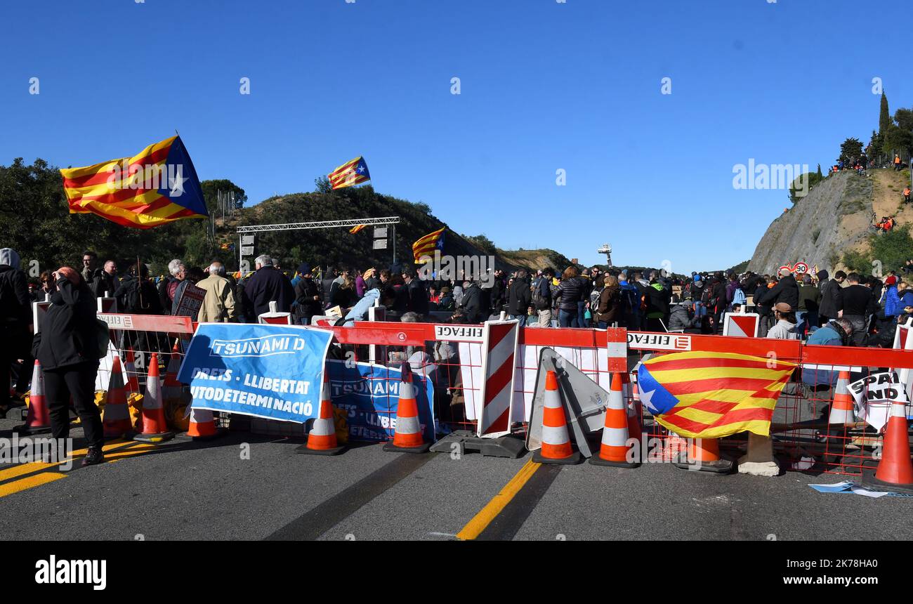 The Tsunami Democratic, a Catalan autonomist movement, blocks the ...