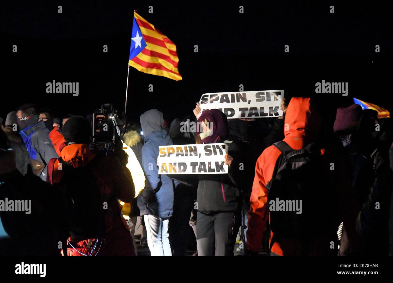 The Tsunami Democratic, a Catalan autonomist movement, blocks the ...