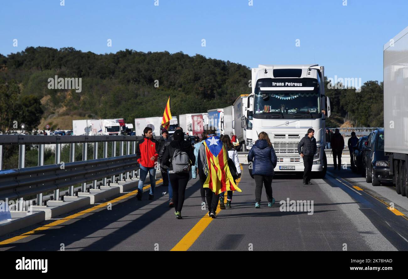 The Tsunami Democratic, a Catalan autonomist movement, blocks the ...